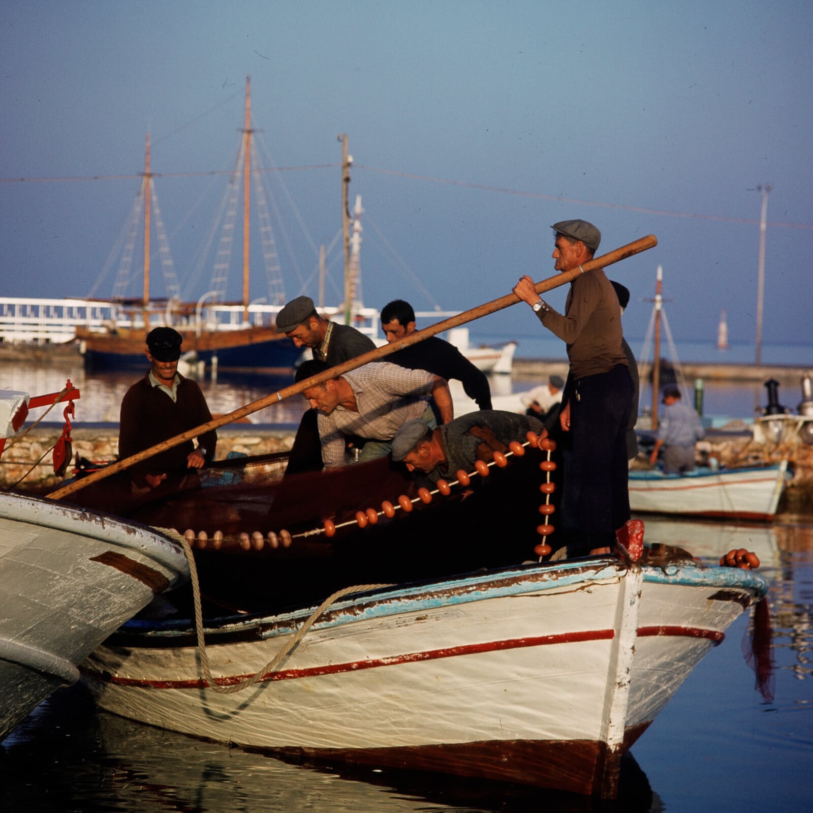 Λαβράκι και μπλου τζίν καμπάνα: Η ζωή των ψαράδων της Πάρου το '70 | LiFO
